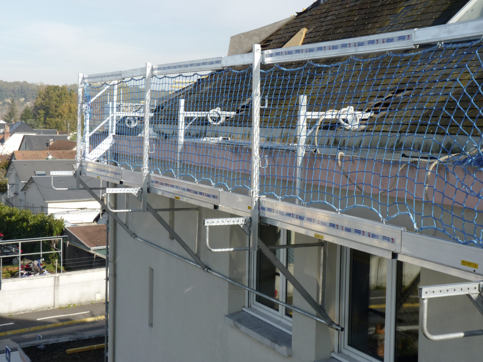 Installation and use of safety hooks on roofs - Dimos